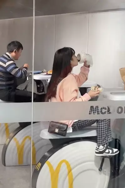 Kuckt dëse Viral TikTok vun engem McDonald's a China mat Workout Bikes