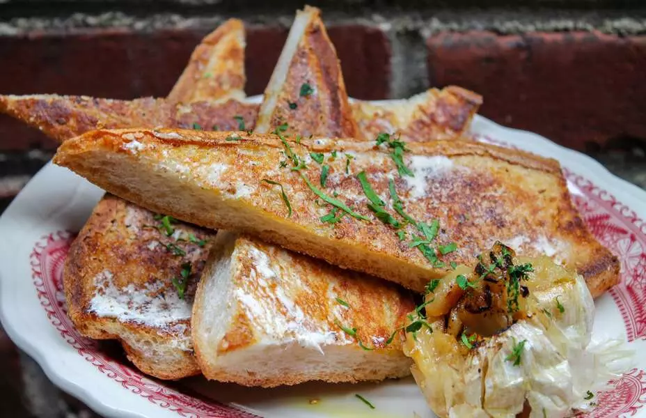 Wie man Knoblauchbrot macht: Rezept in Restaurantqualität