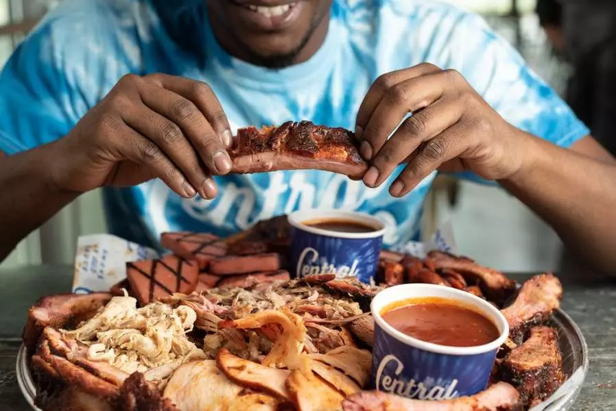 BBQ kacha mma na Memphis: Pitmasters kesaa ebe ọkacha mmasị ha na obodo