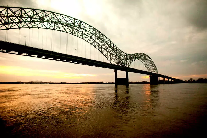 Kogin Mississippi Bridge na Tennessee