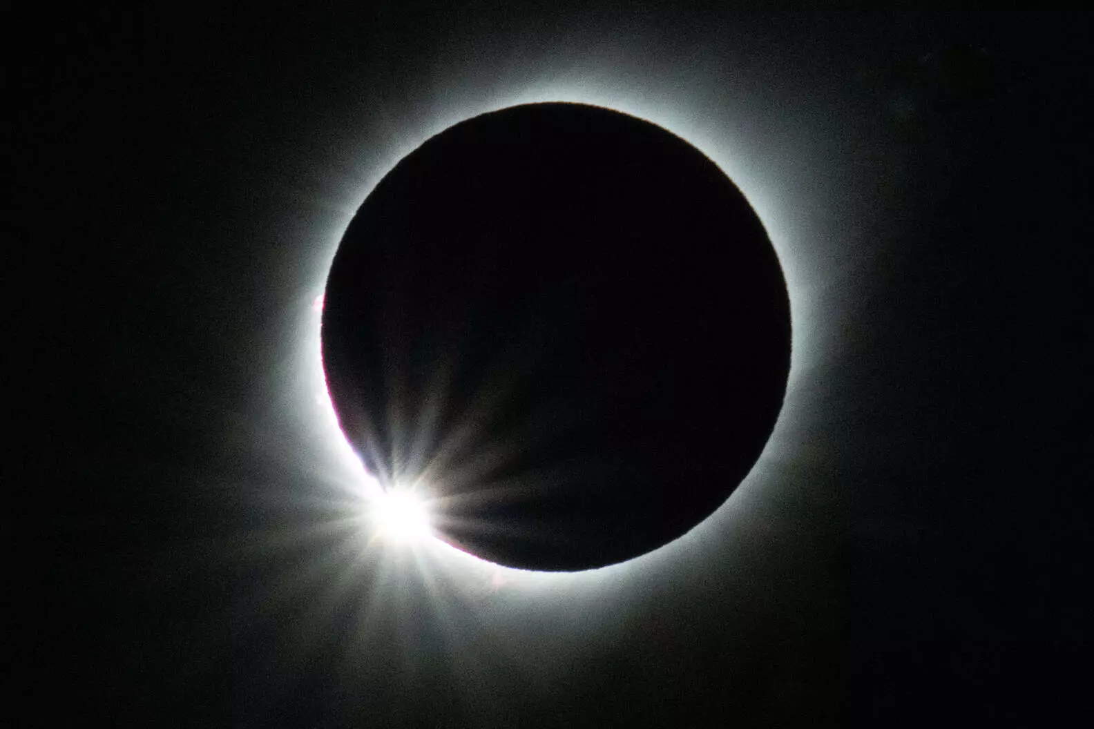 Ffrydiwch y Cyfanswm Solar Eclipse Gyda NASA: Rhagfyr 4, 2021 1141_1