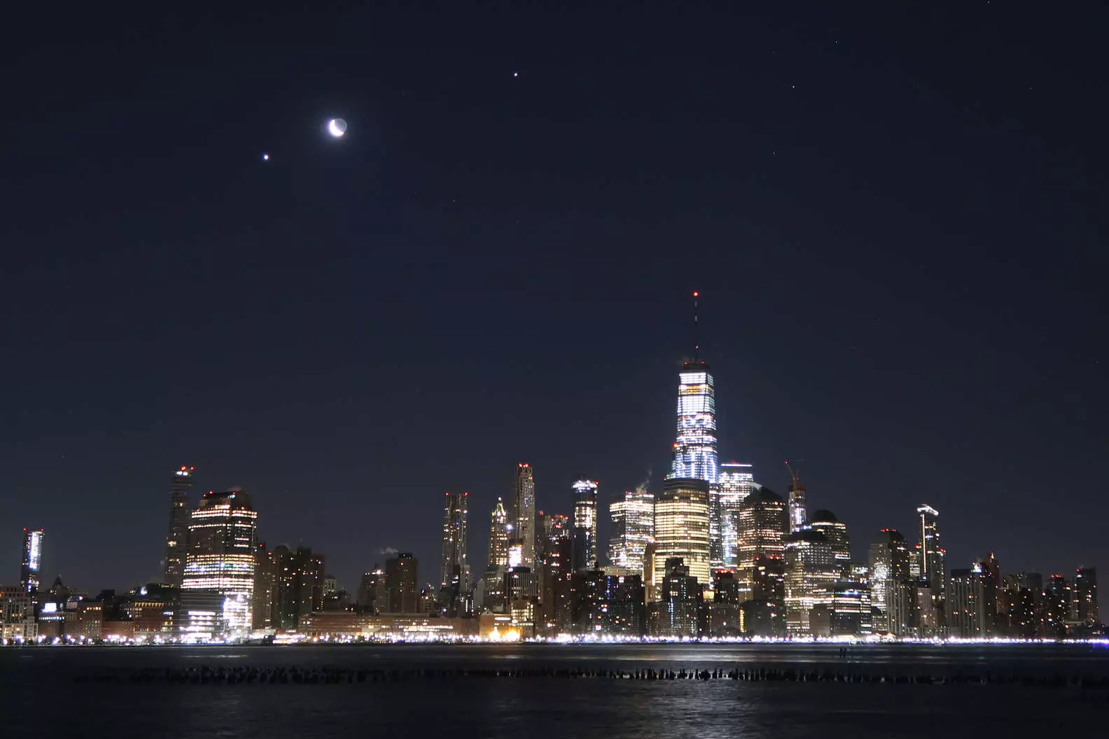 Moon & Venus Conjunction: Tingnan Silang Magkasama sa Night Sky Ngayong Gabi 1195_1