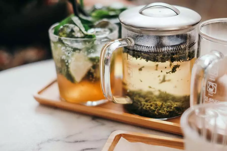 Paano Gumawa ng Cannabis Tea: Mga Healthy Recipe para sa DIY Cannabis-Infused Tea