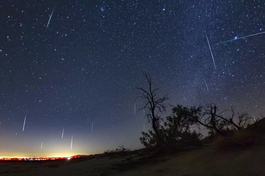 Perseid Meteor Shower 2021: Bii o ṣe le Wo ni Akoko tente oke tabi ṣiṣanwọle lori Ayelujara