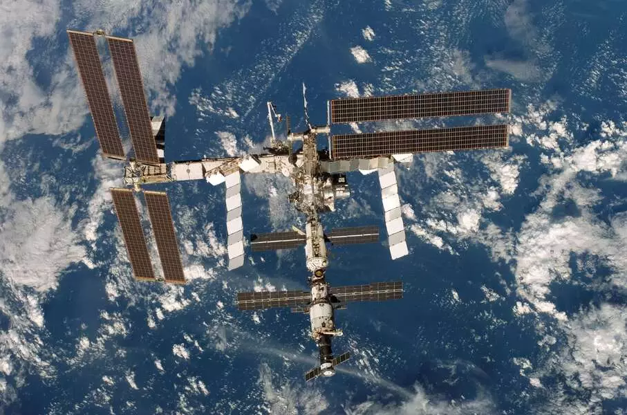 Paano Makita ang International Space Station na Dumaan sa Super Bowl