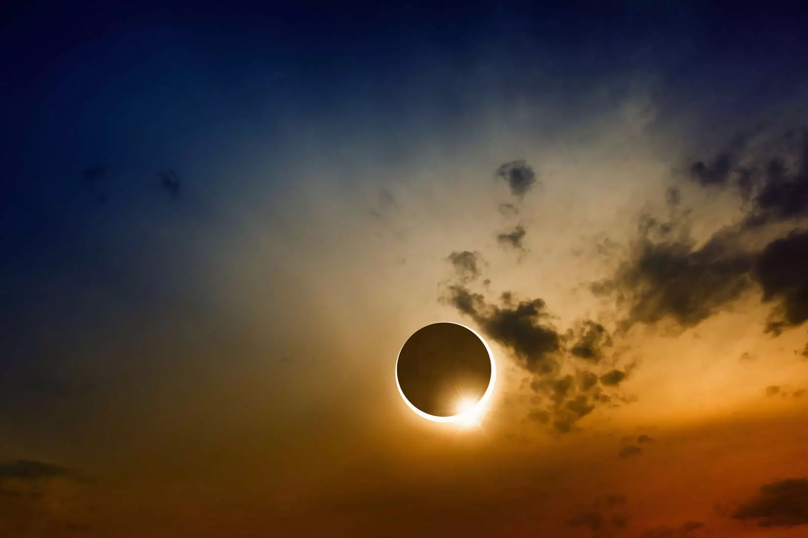 Video e 'ngoe le e 'ngoe ea Solar Eclipse Live Stream U ka e Shebella ho Tloha Lapeng Kajeno 12361_1