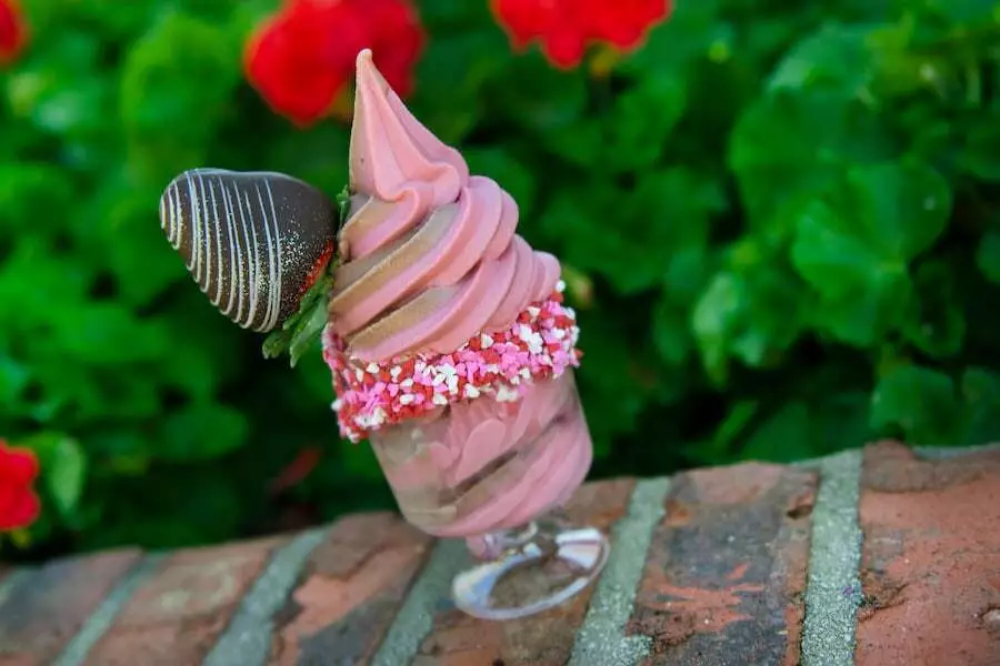 Disney Parksin ystävänpäiväherkkuihin kuuluu erityinen Dole Whip -maku