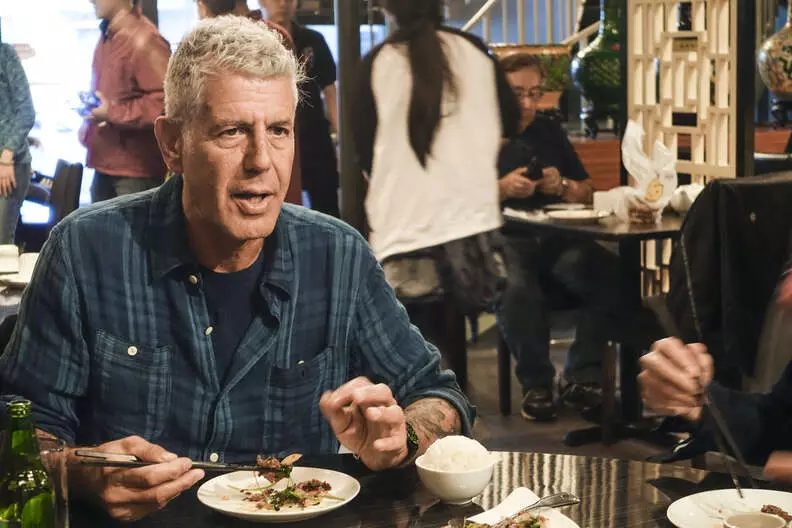 Anthony Bourdain mănâncă