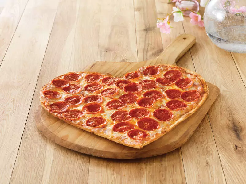 Pizzas kacha mma nwere ụdị obi maka ụbọchị Valentine 2021: Ebe ị ga-esi na ya nweta