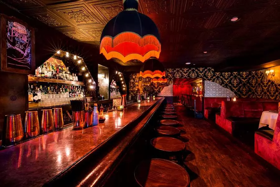 Pinakamahusay na Mga Speakeasie at Secret Bar sa Chicago para sa Mga Inumin Ngayon