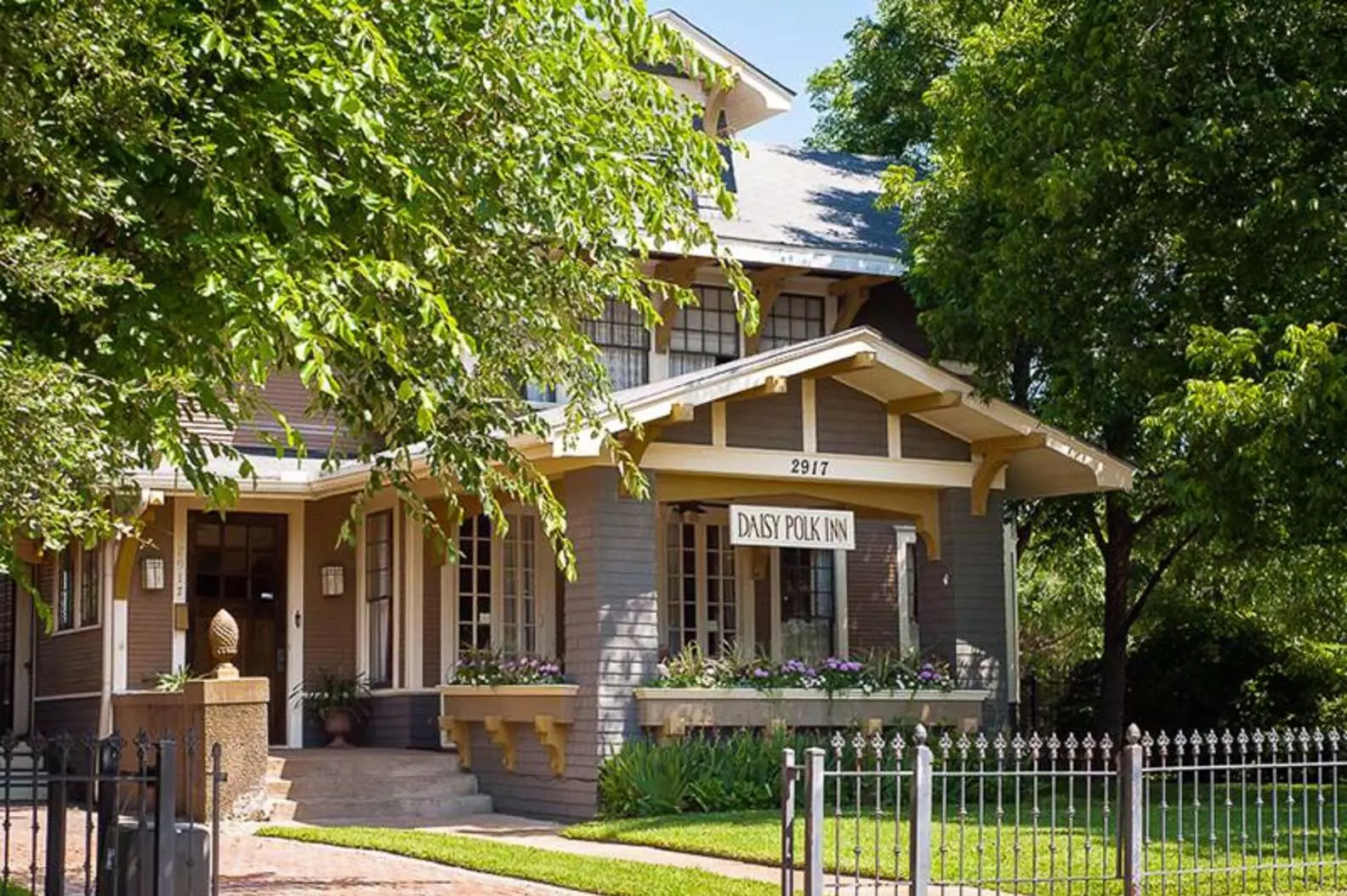 გასაკეთებელი საქმეები Oak Lawn-ში: ეწვიეთ Dallas's Iconic Gayborhood 1950_8