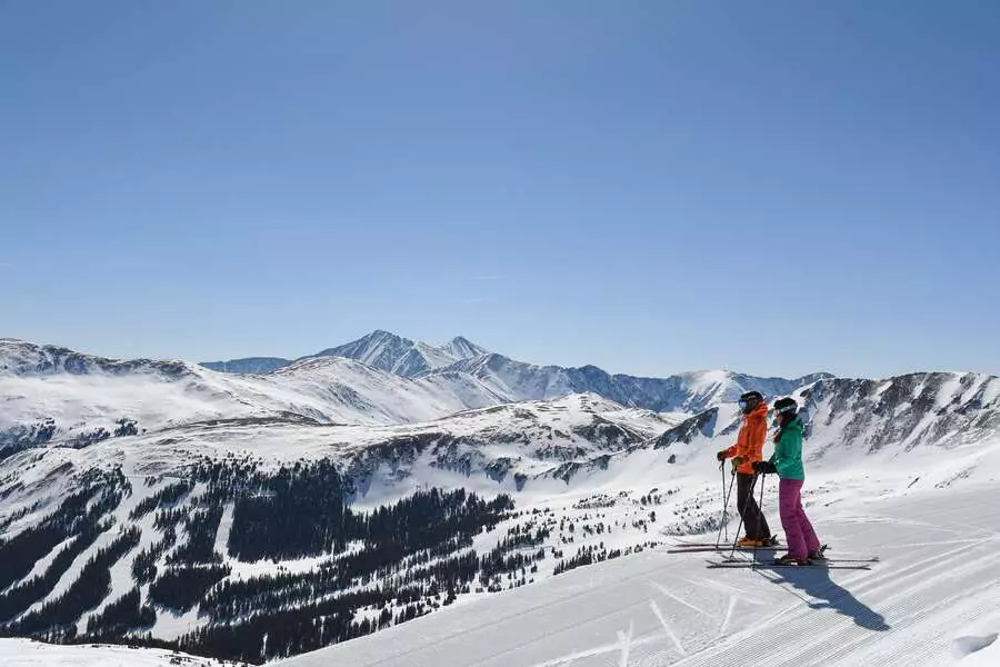 Skijimi më i mirë në Denver: Malet më të larta dhe vendpushimet e skive pranë qytetit