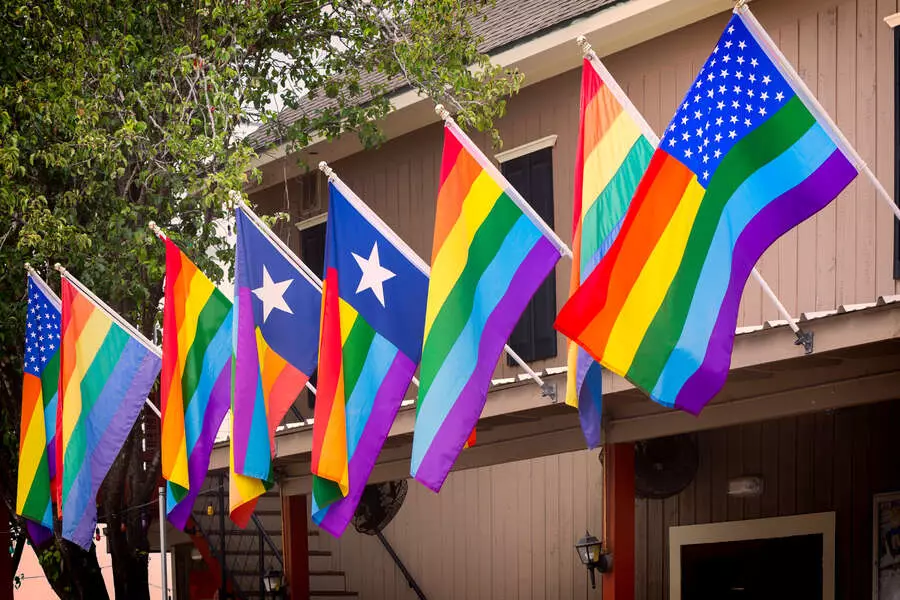 Meriv çawa Di Meha Serbilindiyê de Civata Queer a Houston piştgirî dike