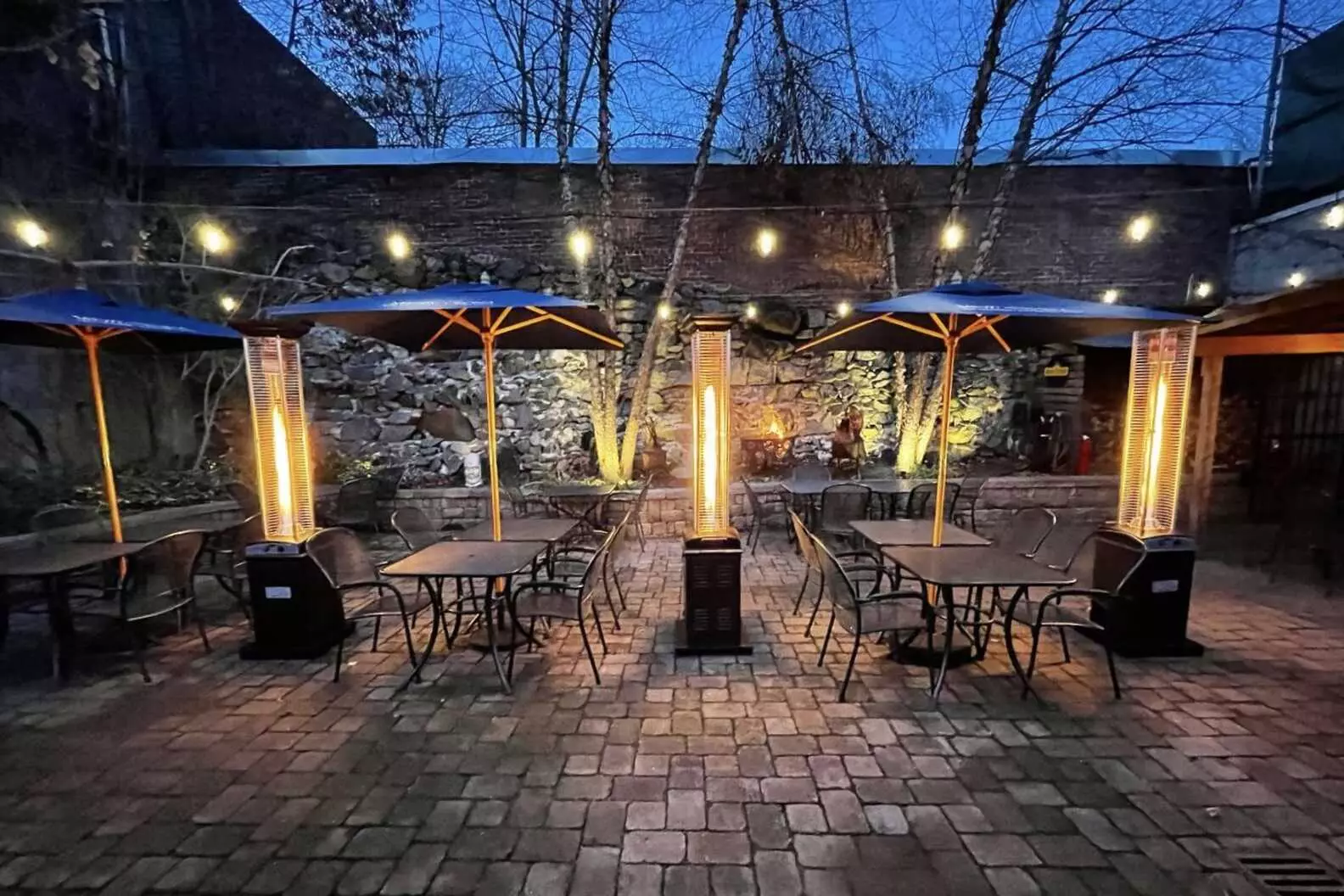 Bescht Outdoor Iessen zu Boston: Restauranten a Plazen fir dobaussen ze iessen 239_4