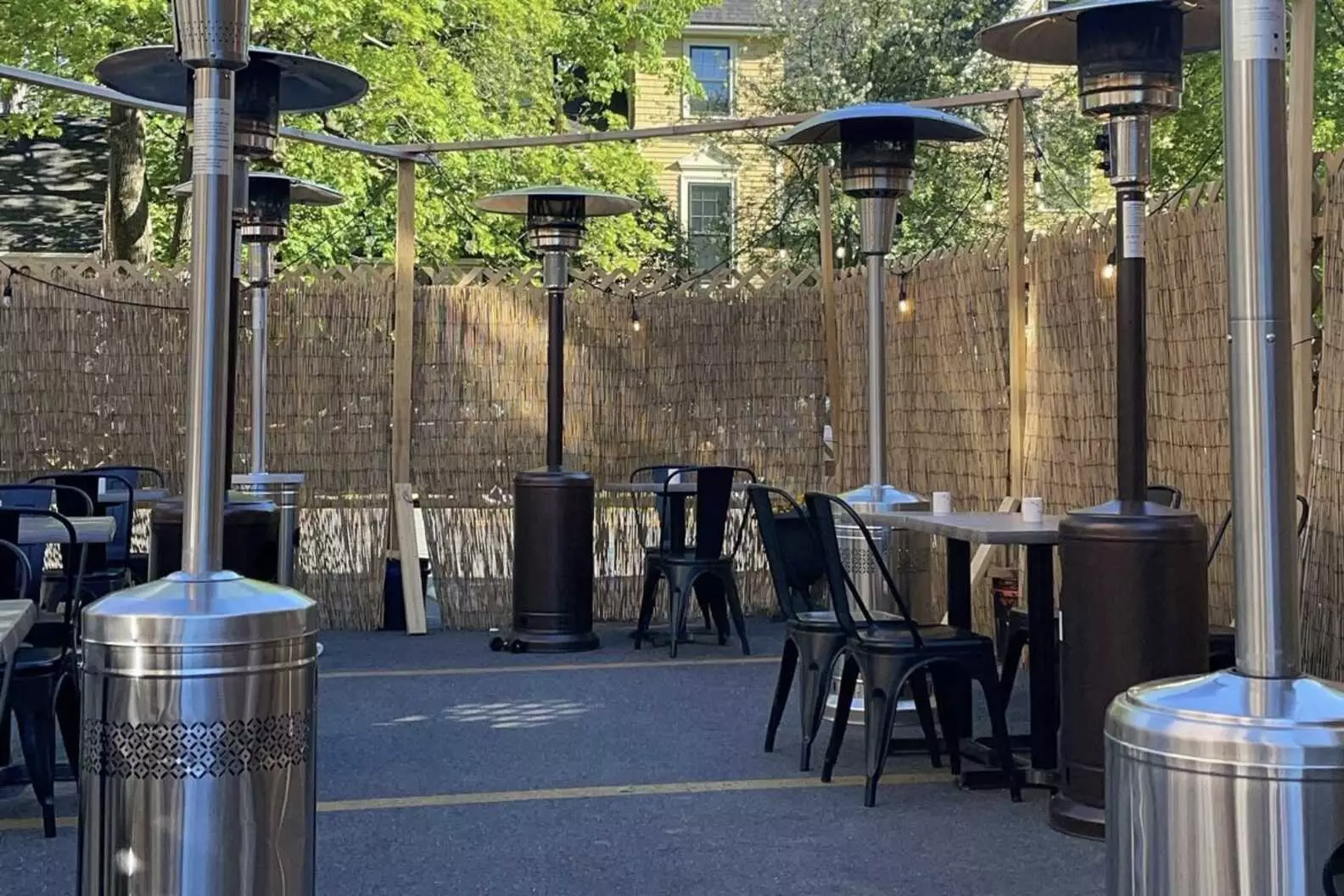 Bescht Outdoor Iessen zu Boston: Restauranten a Plazen fir dobaussen ze iessen 239_7