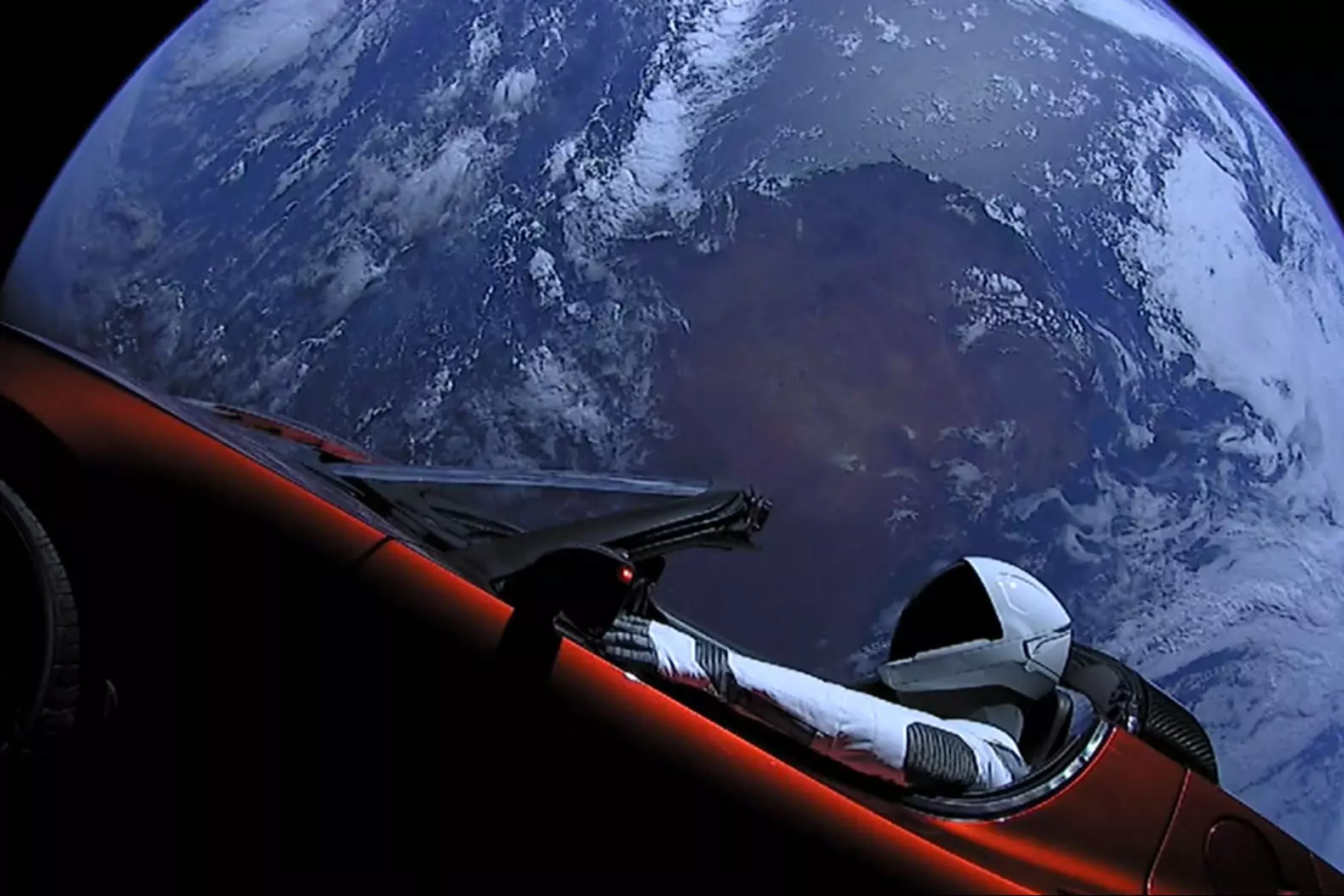 Astronomoek Elon Musken Tesla Roadster aurkitu zuten espazioan 24703_1