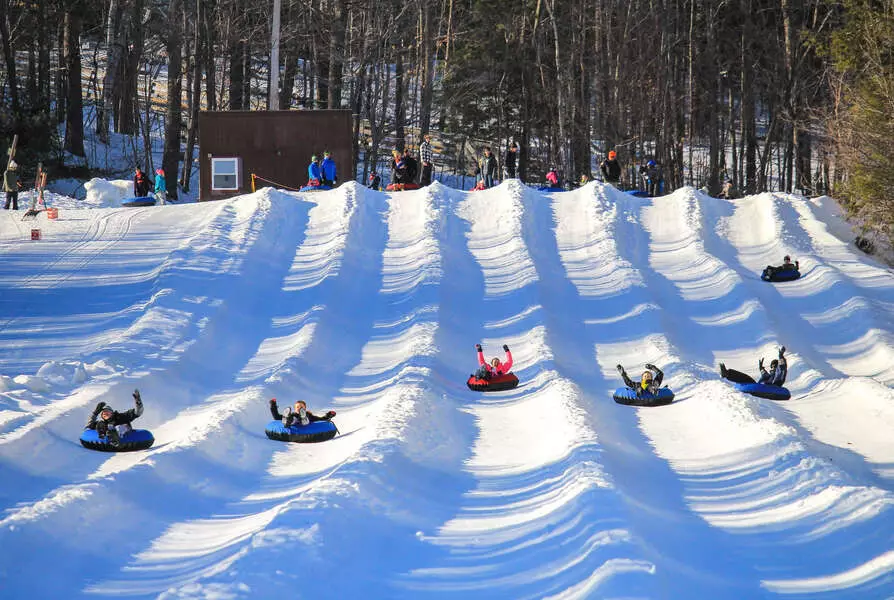 Beschte Plazen fir Snow Tubing bei Boston Dëse Wanter ze goen