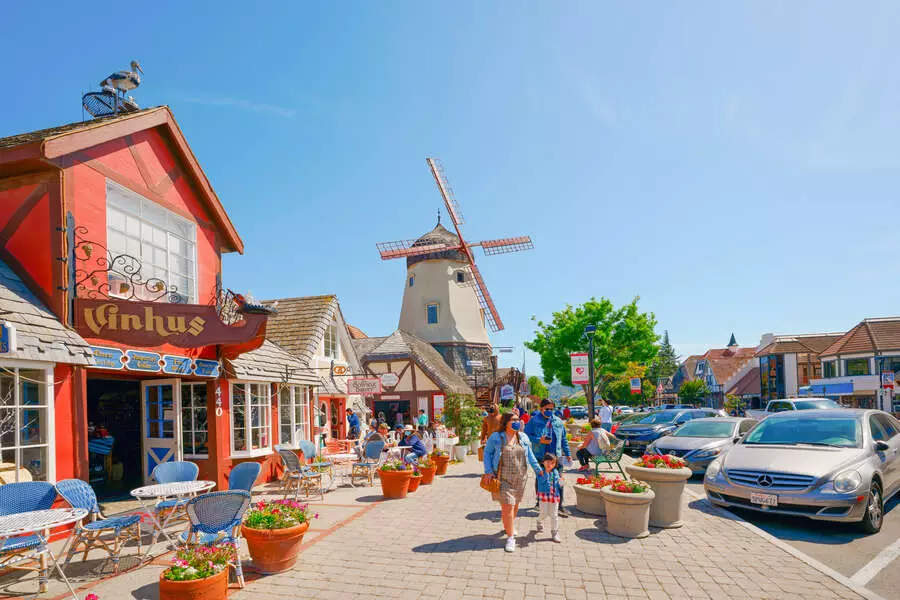 สิ่งที่ต้องทำใน Solvang, CA: Fairytale Town ขนส่งคุณไปยังยุโรป