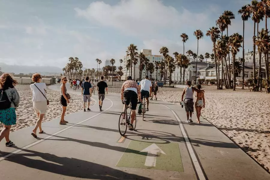 L-Aħjar Bajjiet f'Los Angeles: Fejn Tixrob, tiekol u tixrob