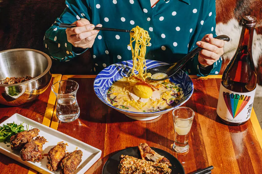 Ramen Sili i NYC: Fa'atauga Ramen Sili & Nofoaga Saimu i Niu Ioka