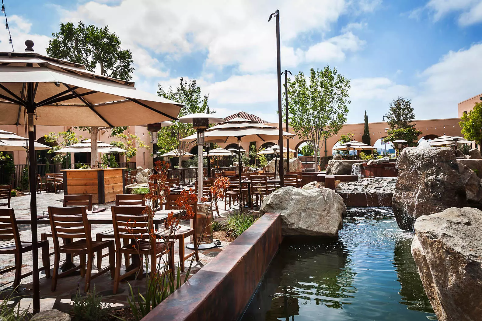 Stone Brewing World Bistro & Gardens - สถานี Liberty - เบียร์สุดอัศจรรย์ขนาด 55,000 ตารางฟุตจากผู้คนที่ Stone San Diego 29634_6