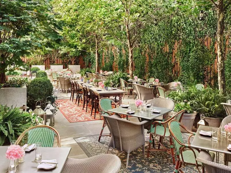 Taman Hidden paling apik ing NYC: 17 Restaurants karo Secret Gardens