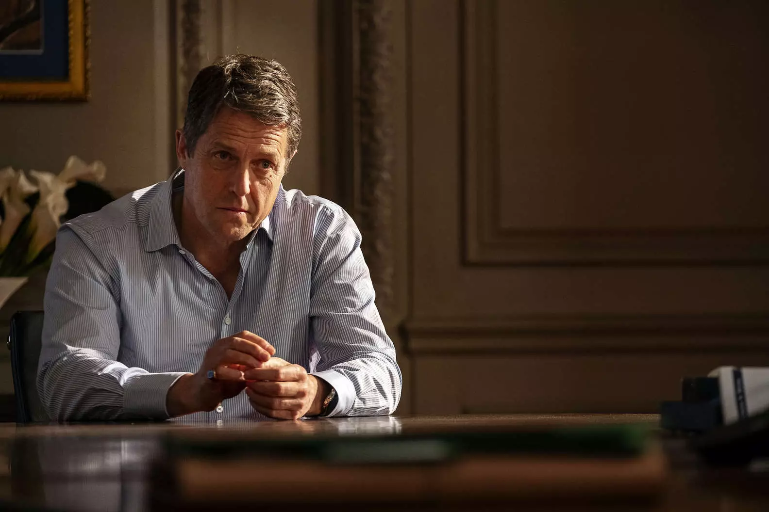 Hugh Grant HBO يۈرۈشلۈكىدىكى «ئەمەلدىن قالدۇرۇش» ۋە ئۇنىڭ خاراكتېرىنى مۇلاھىزە قىلدى 31122_1