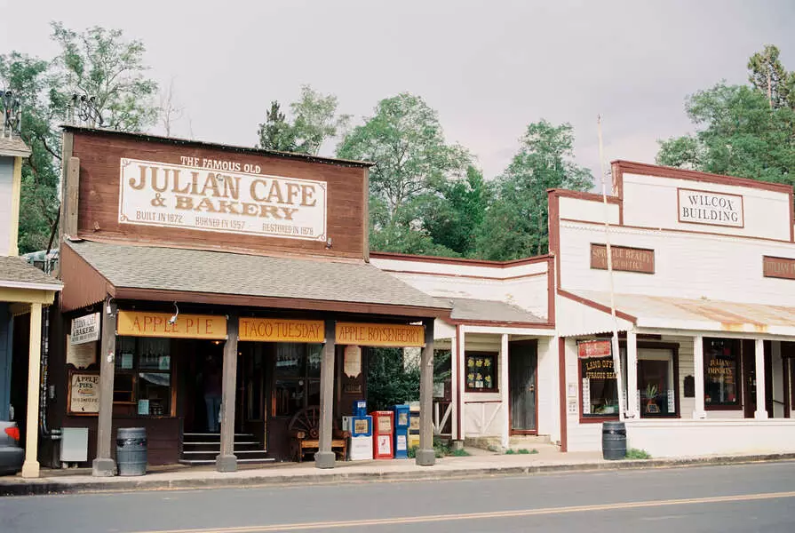 Rudaí le Déanamh i Julian, CA: Óstáin, Bialanna & Níos mó