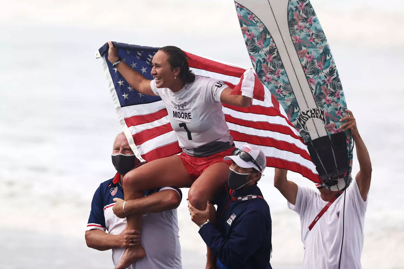 Die US-Amerikanerin Carissa Moore hat gerade die erste olympische Goldmedaille im Surfen bekommen 35704_1