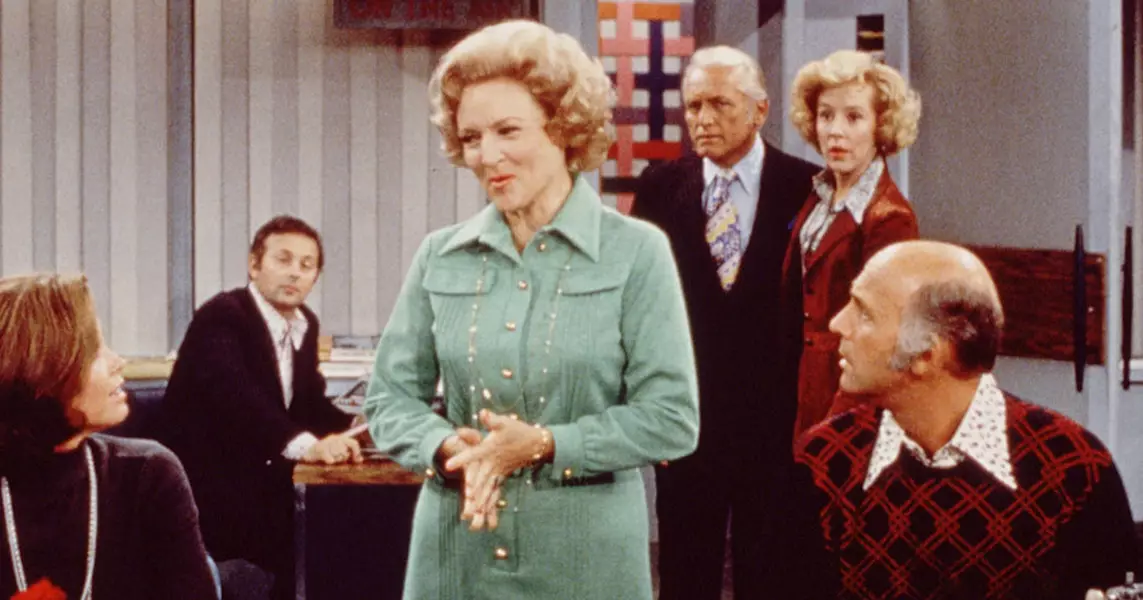 L'iconica clip "Mary Tyler Moore Show" per ricordare Betty White