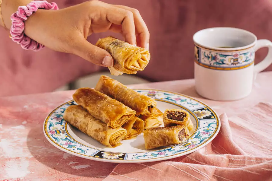 Iresiphi ye-Baklava Nutella Roll-ups: Uyenza njani le Dessert yePhyllo elula