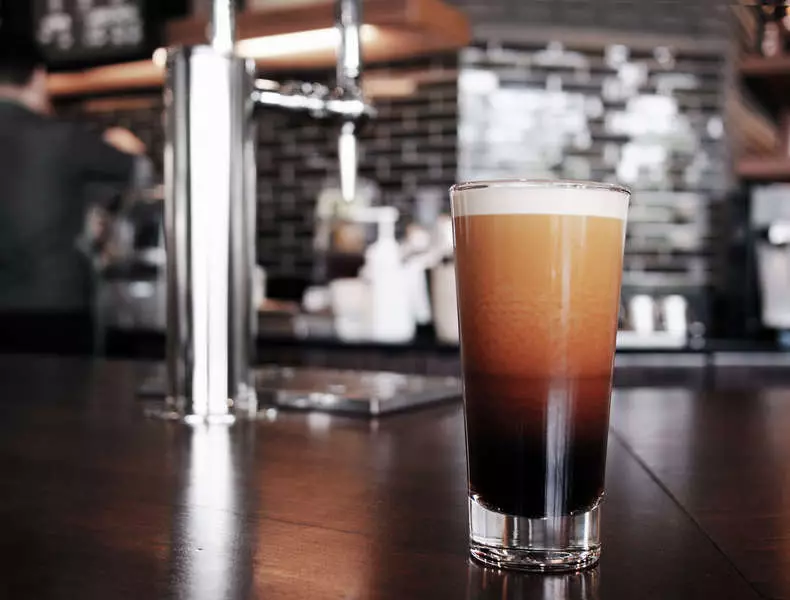 Mi az a Nitro Cold Brew Coffee? Hogyan lett a nitro kávé olyan divatos