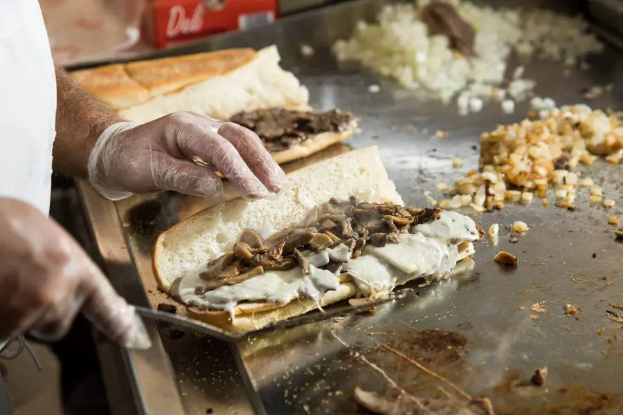 Li-Cheesesteaks tse Molemohali ho la Philadelphia: Philly Cheesesteaks ho Leka Hona Joale