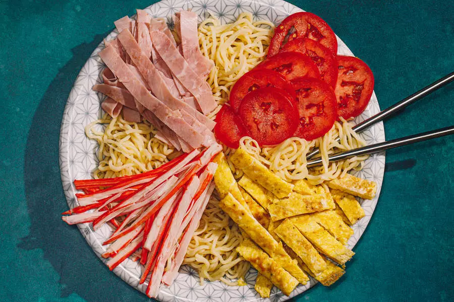 Recept za hiyashi-čuku: ohladite se s ovim ohlađenim ramen rezancima