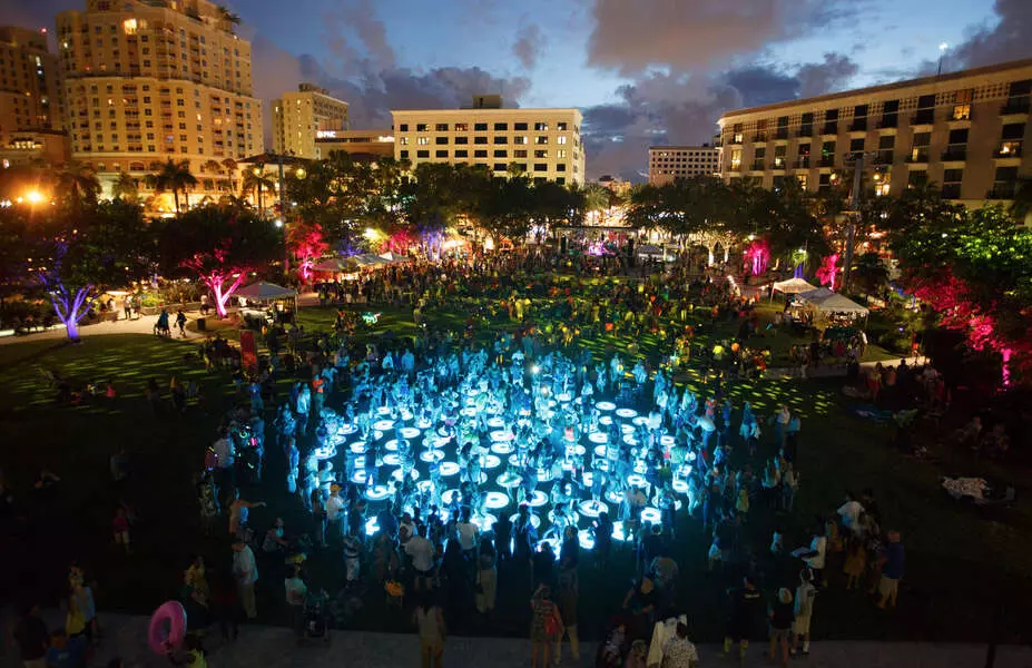 Pameran Lampu "Kolam Renang" Datang ka Kota Industri, Brooklyn