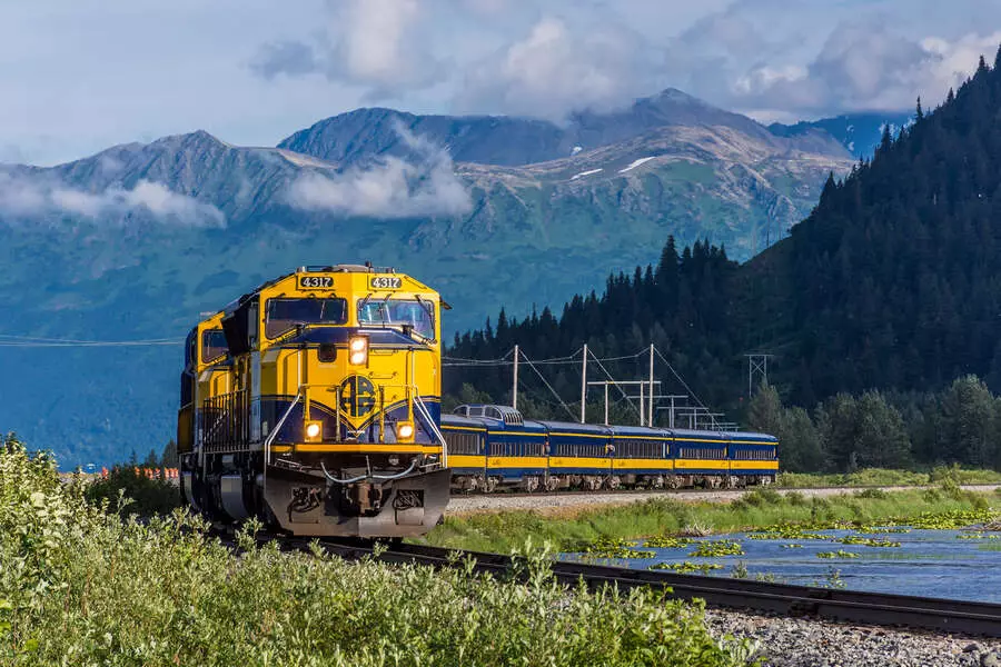 Ungazibona Kanjani Izibani ZaseNyakatho e-Alaska ku-Aurora Winter Train