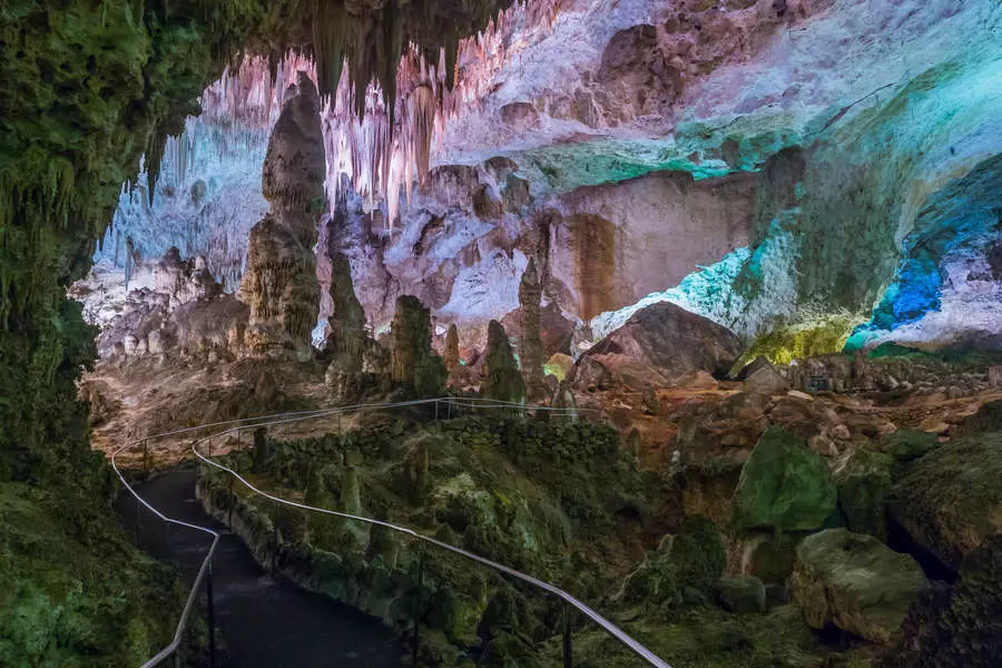 Schéinste Höhlen an den USA fir Wanderungen a Spelunking