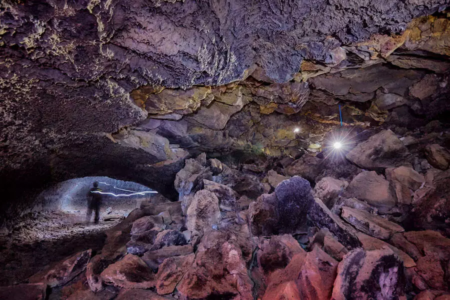 Besicht El Malpaís: Wanderung duerch Vulkanesch Rock, Äisgrotten a Méi