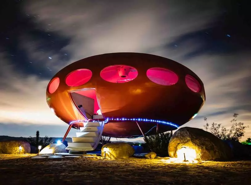 Area 55 Futuro House: Airbnb naby Joshua Tree is een van die laaste peule wat oor is