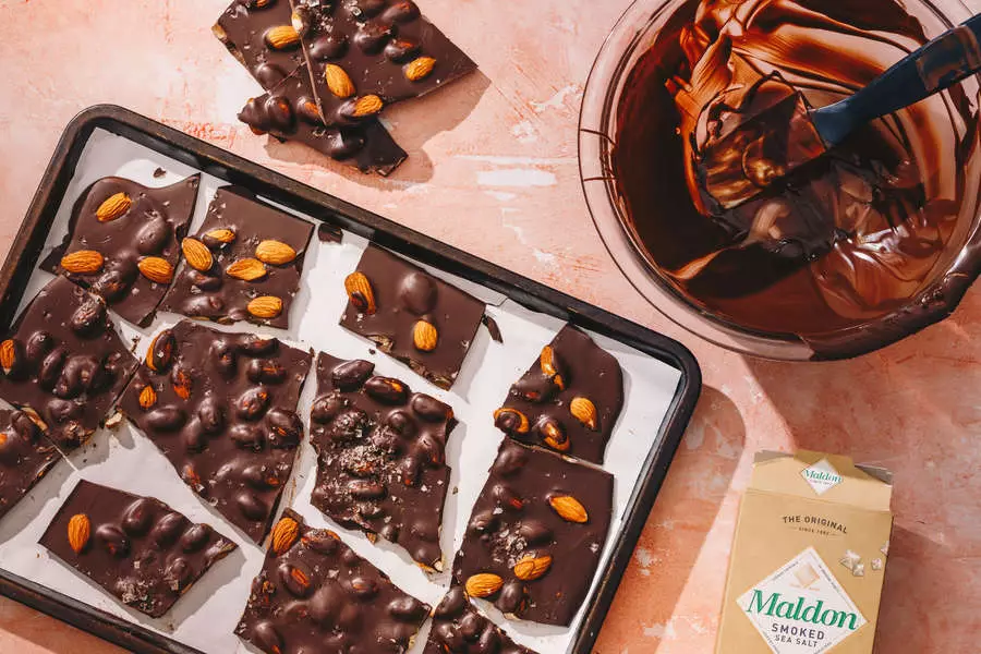 Unsaon Paghimo sa Vegan Chocolate Almond Bark: Mga Sagol ug Instruksyon