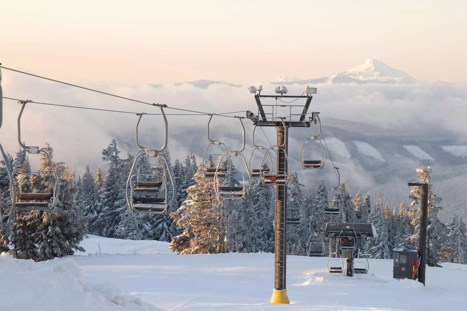 Skiing ຢູ່ໃກ້ກັບ Portland, Oregon: ພູເຂົາແລະລີສອດຍອດນິຍົມທີ່ຈະໄປຢ້ຽມຢາມໃນປັດຈຸບັນ 441_1