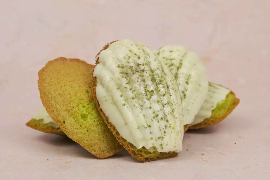 Recipe ea Pandan Madeleine: Cookie e Bululetsoeng ka Sefilipino