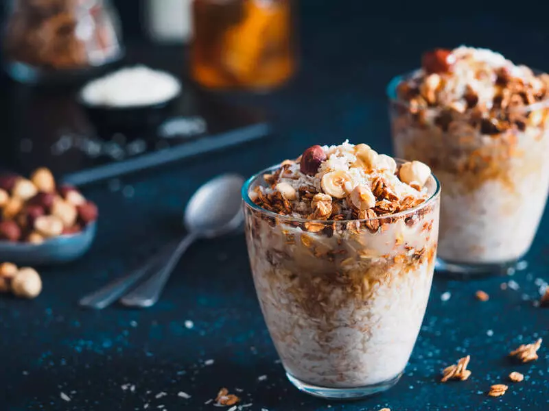 Overnight Oats Recipes: Yuav Ua Li Cas Thaum Hmo Ntuj Oats hauv Peb Txoj Kev