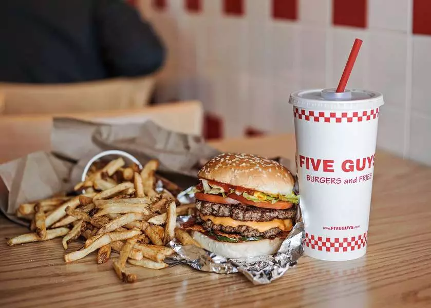 Five Guys Review: Bestu hlutirnir til að panta á Five Guys matseðlinum