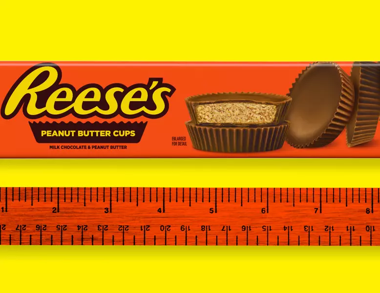 Over a Foot of Reese's Peanut Butter Cups viene en un nuevo paquete