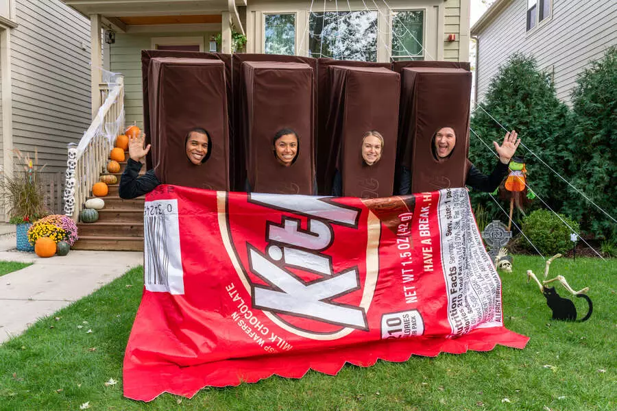 Concurs de costume de Halloween Kit Kat: Cum să câștigi costumul de grup.