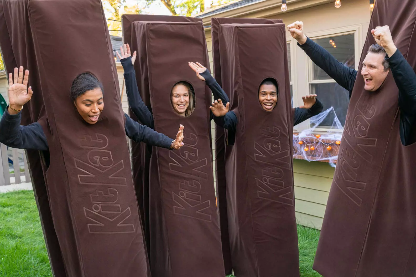 Kit Kat Halloween Costume Contest: ڪيئن کٽجي گروپ جو لباس. 4587_2