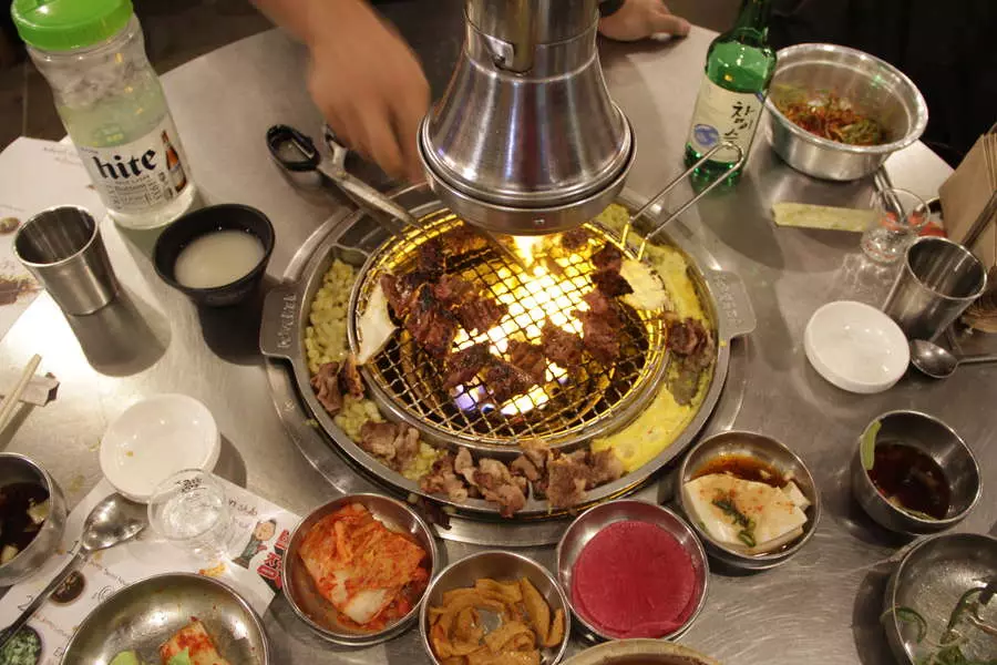 Rudaí a Dhéanamh agus Ná Déan Ithe i mBialann Cóiréis - Etiquette Cuisine Korean