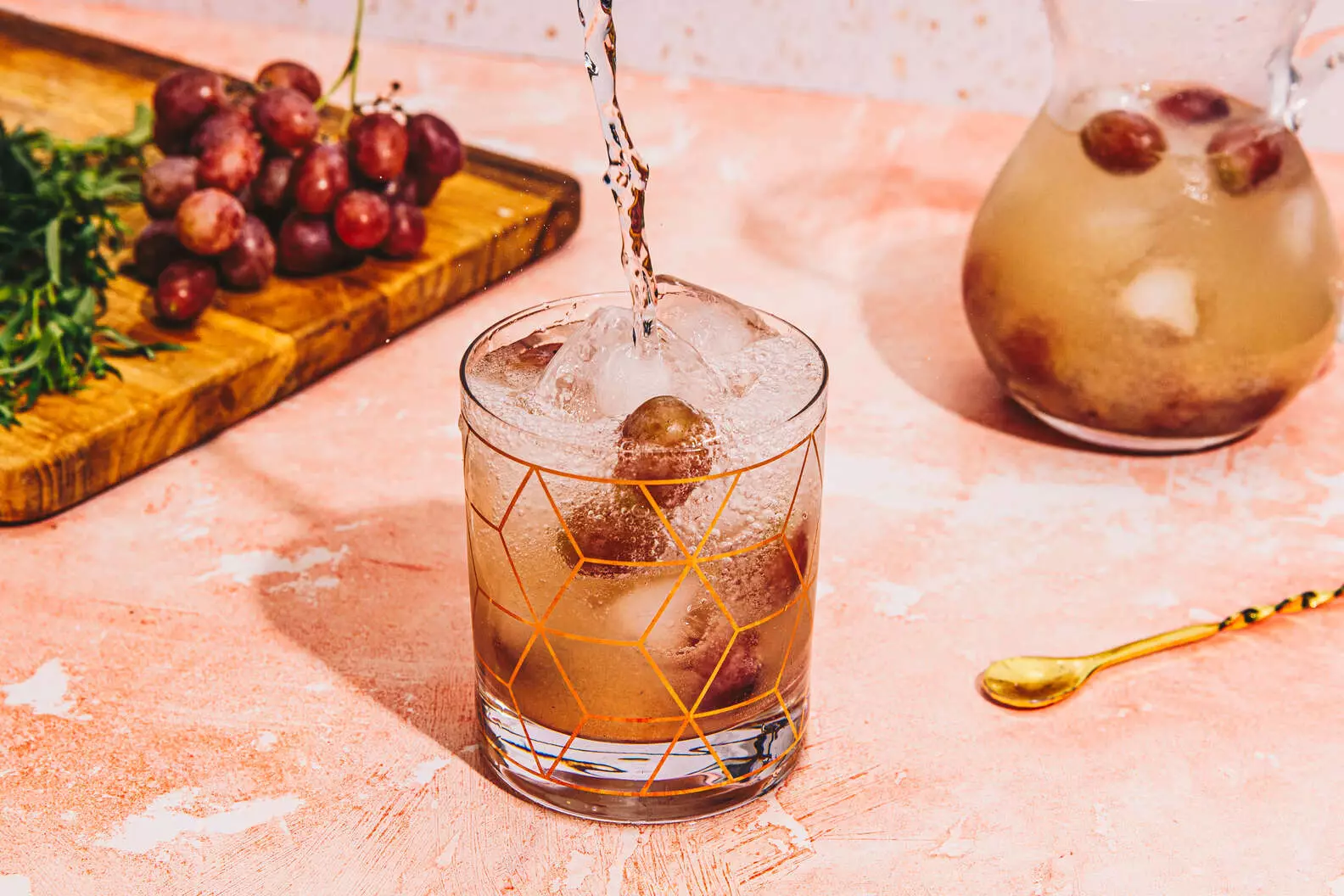 Experimente esta receita de Grape Estragon Spritzer da 'Black Food' de Bryant Terry 4633_1