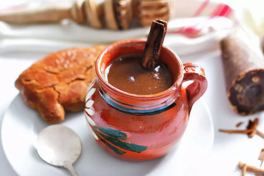 Champurrado Rezept: Wéi Dir de Schockela-baséiert Atole mécht